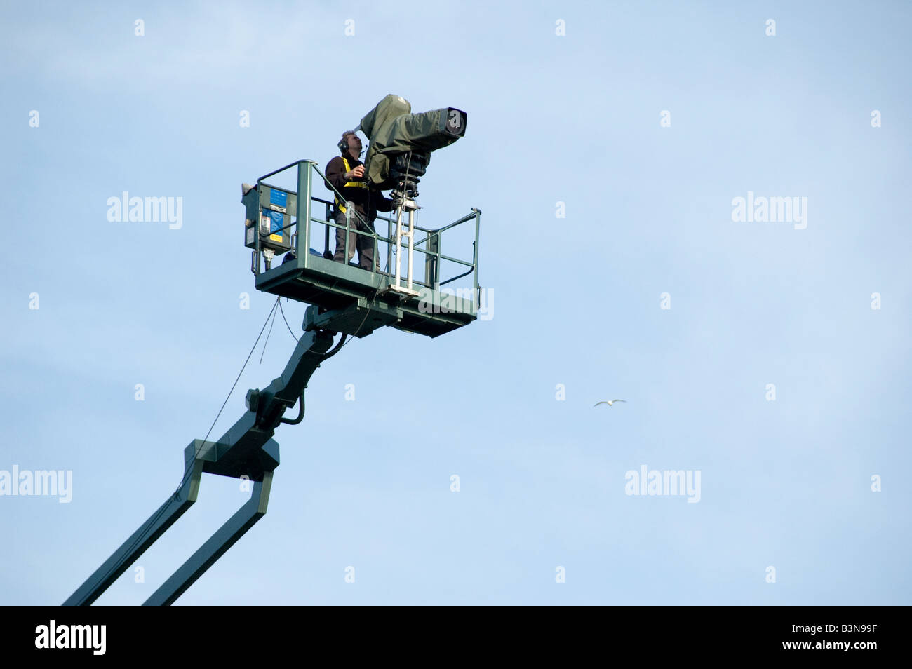 Man lift basket crane hi-res stock photography and images - Alamy