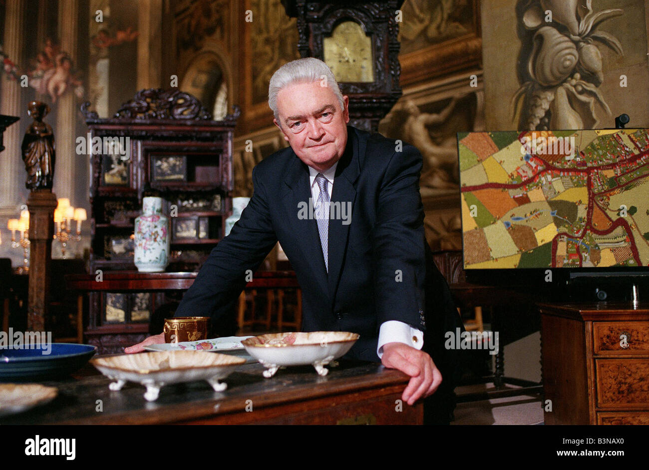 Antiques roadshow tv presenter hi-res stock photography and images - Alamy