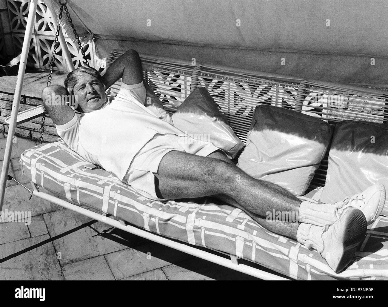 Ernie Wise comedian showing his legs mirrorpix Stock Photo - Alamy