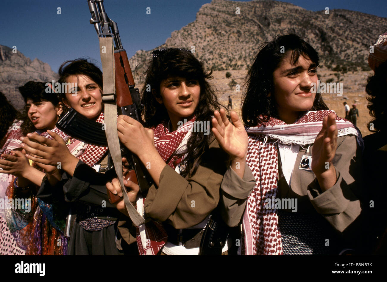 KURDISTAN', GIRL PESHMERGA GUARDS WELCOME THE KURDISH LEADER MASOUD ...