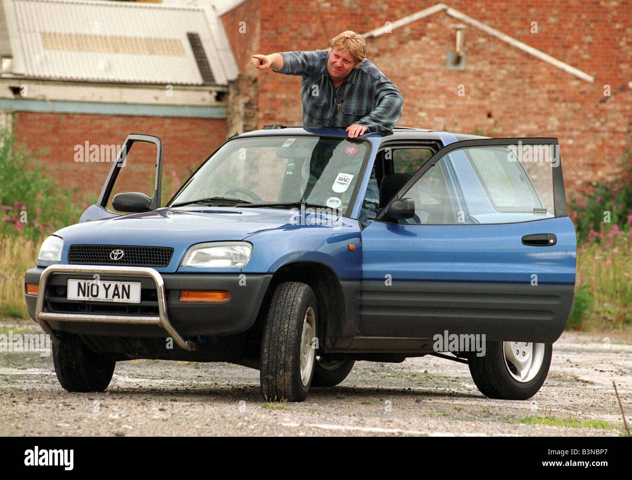 EWAN MACLEOD AUGUST 1997 TV PRESENTER WITH HIS RAV CAR Stock Photo - Alamy