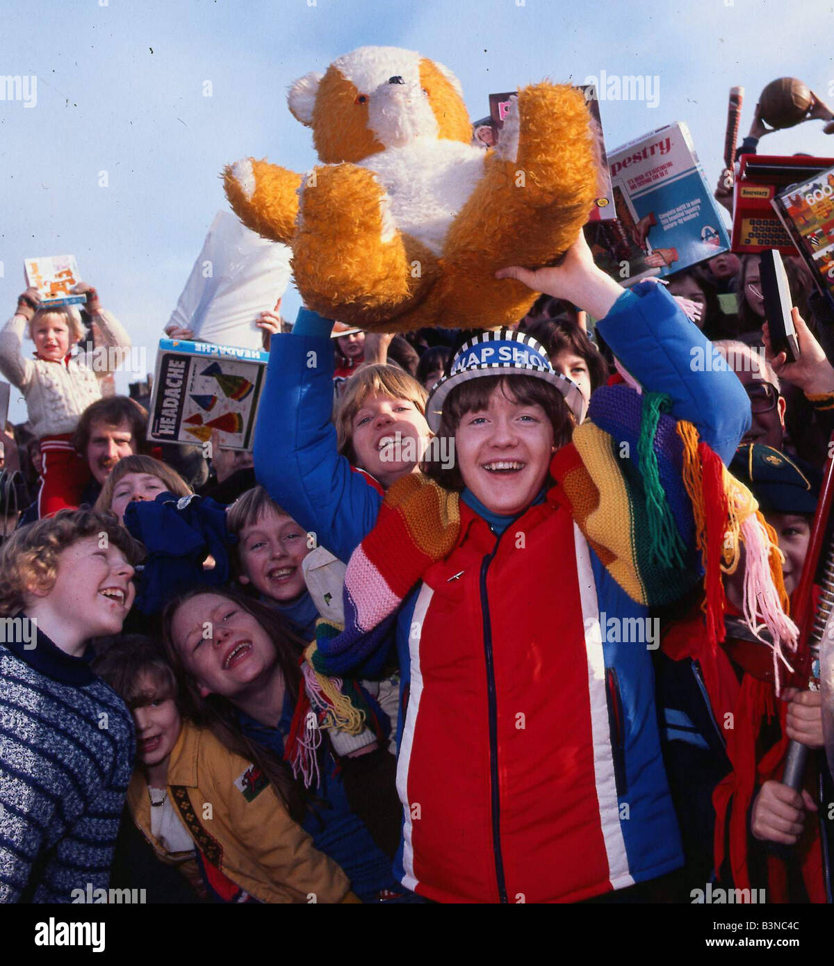 Keith Chegwin surrounded by children January 1977 mirrorpix Stock Photo ...