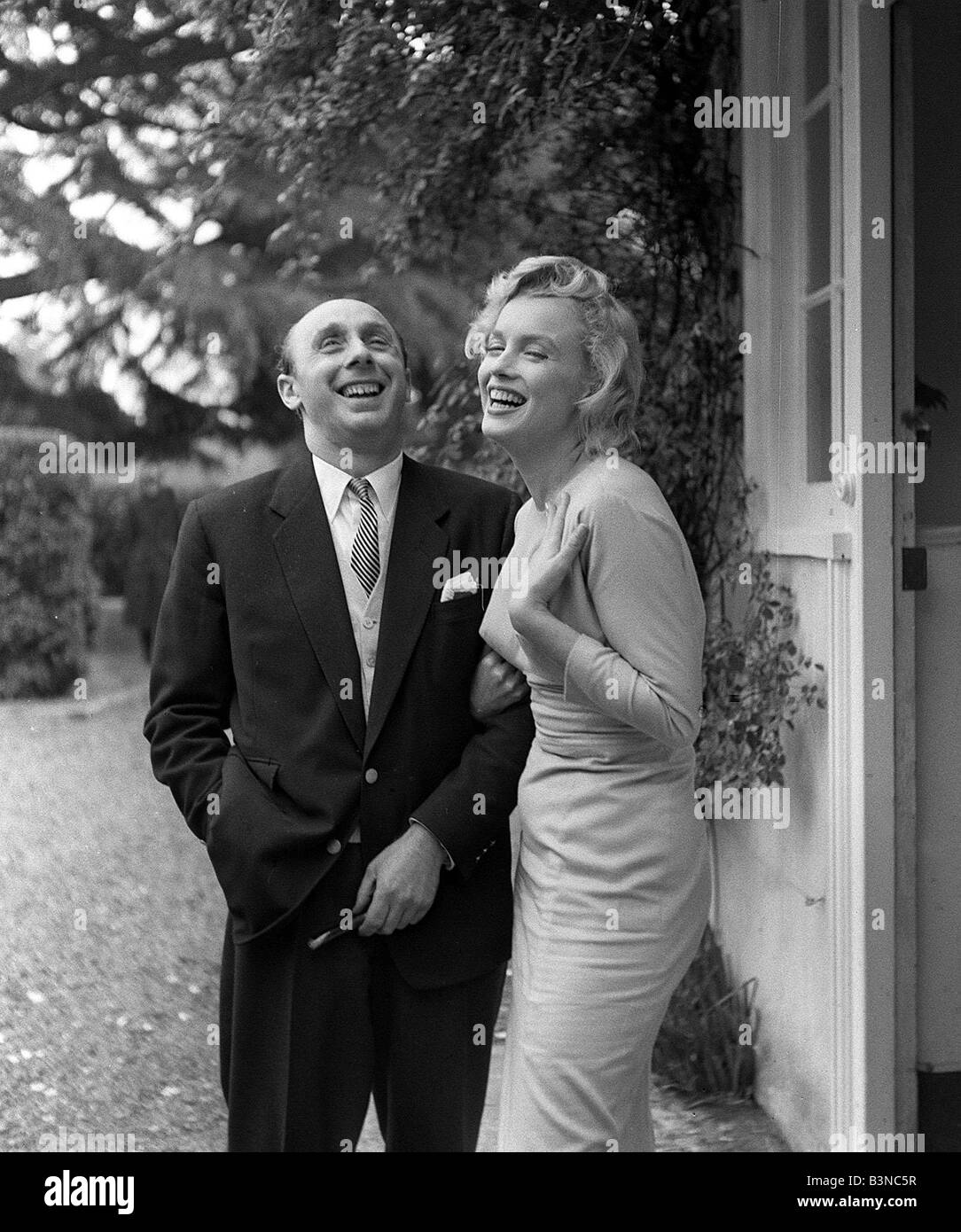 Marilyn Monroe with Donald Zec Mirror writer June 1960 Stock Photo - Alamy