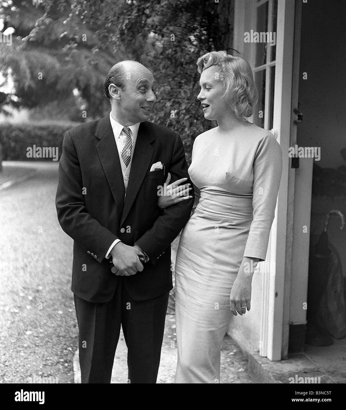 Marilyn Monroe with Donald Zec Mirror writer June 1960 for Mirror ...