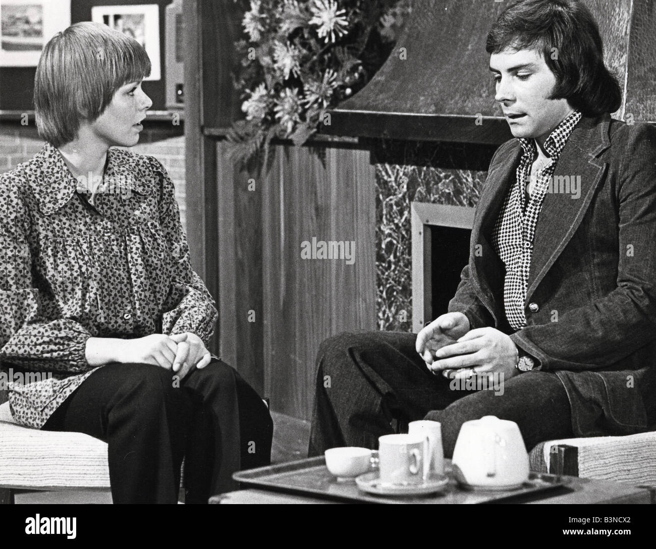 Crossroads uk tv series 1964 hi-res stock photography and images - Alamy
