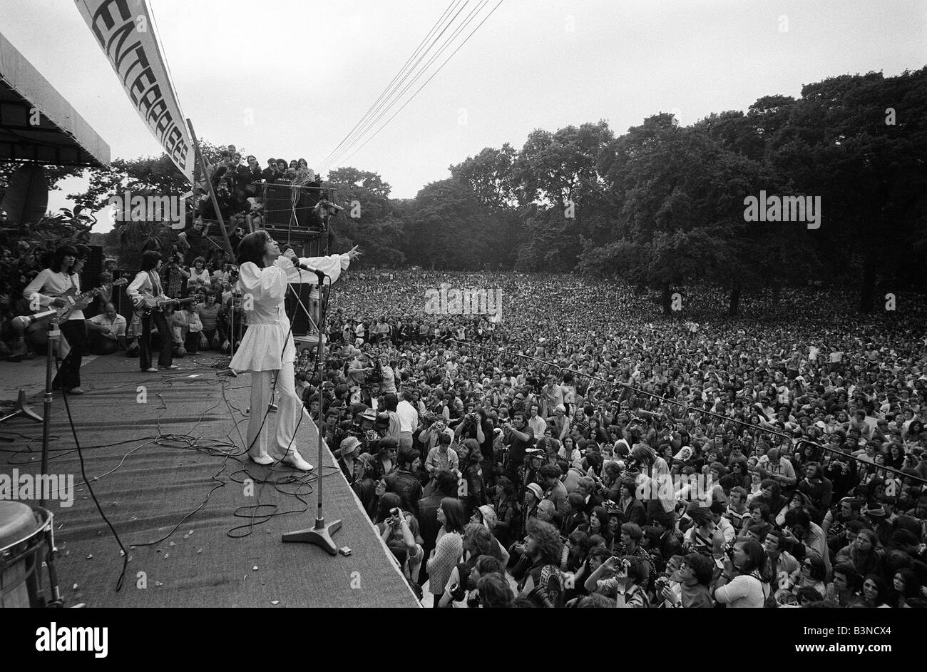 Mick Jagger sings on stage at free Rolling Stones concert in Hyde Park ...
