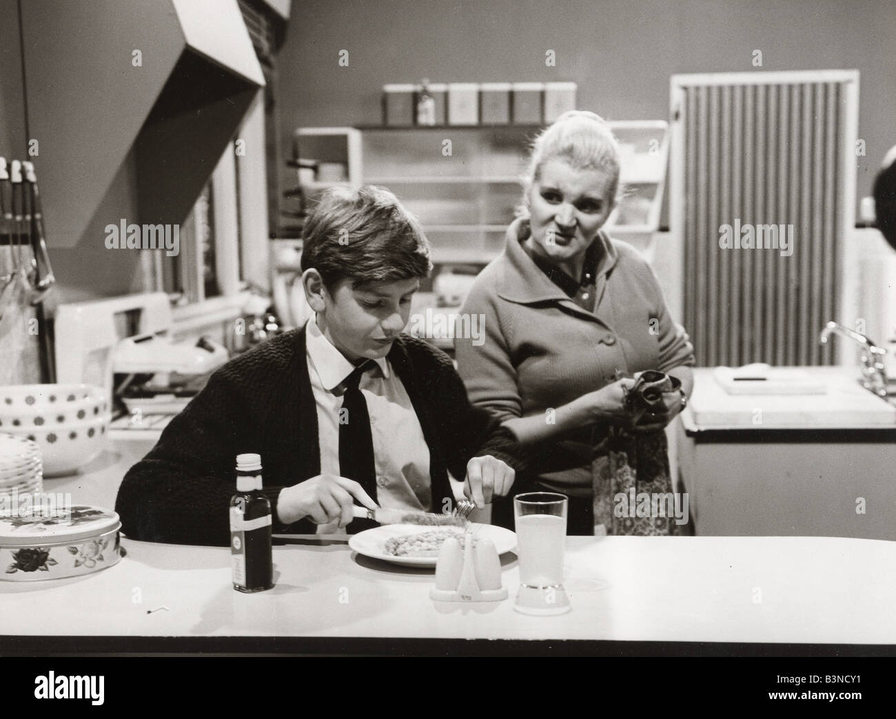 Crossroads uk tv series 1964 hi-res stock photography and images - Alamy