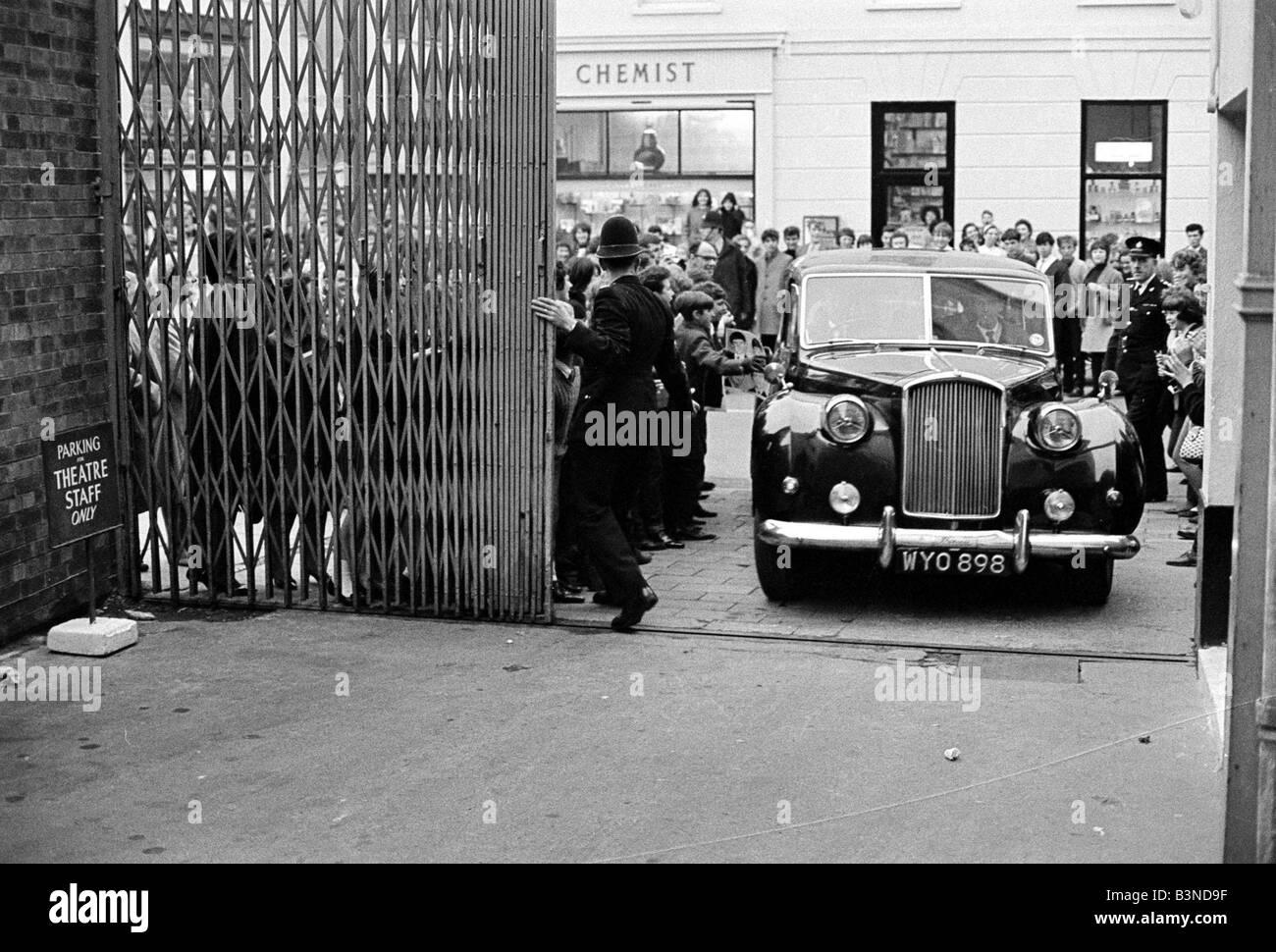 Beatles fans 1963 hi-res stock photography and images - Alamy