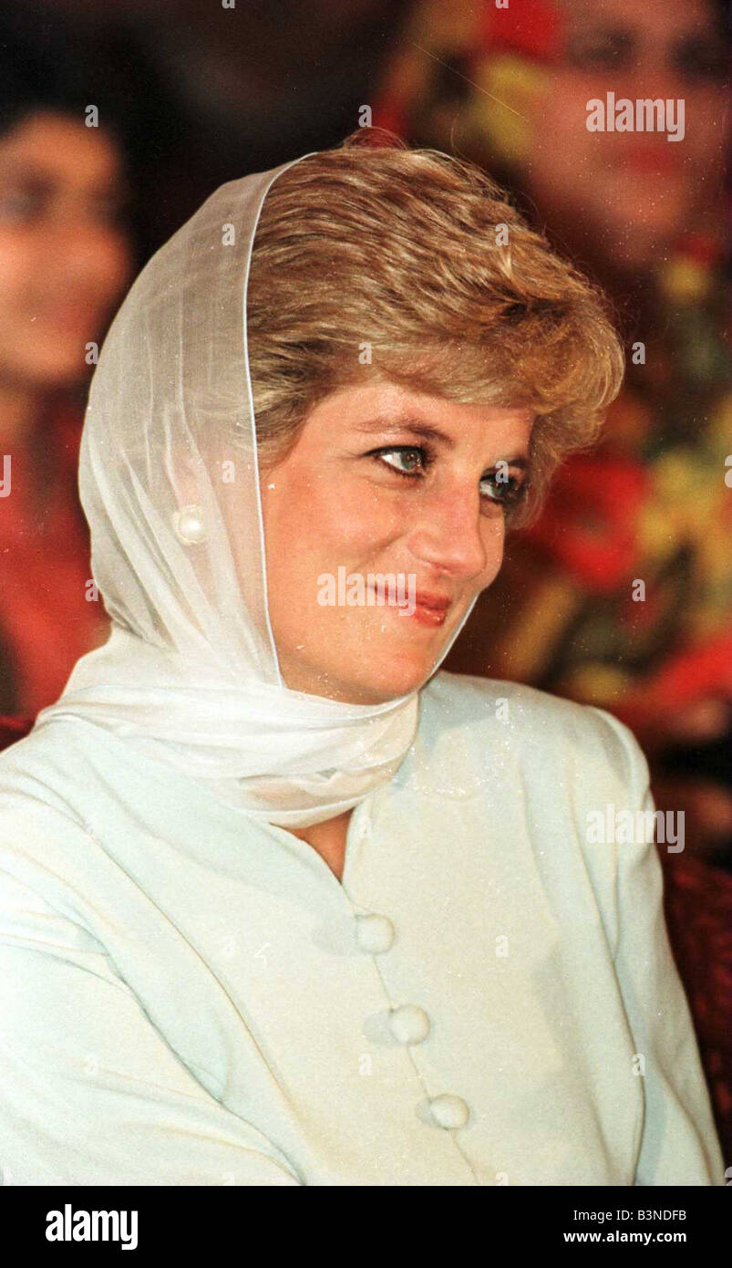Princess Diana attends Imran Khan Hospital where she presented prizes ...