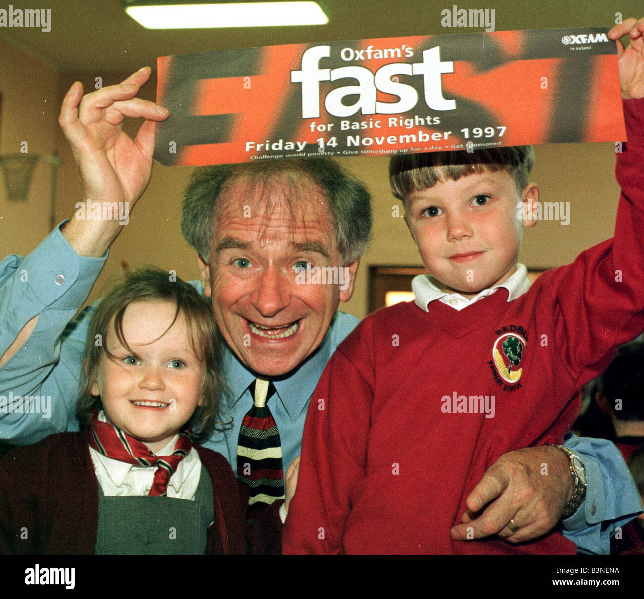 TV Presenter Johnny Ball with Redburn Primary School pupils Gemma ...