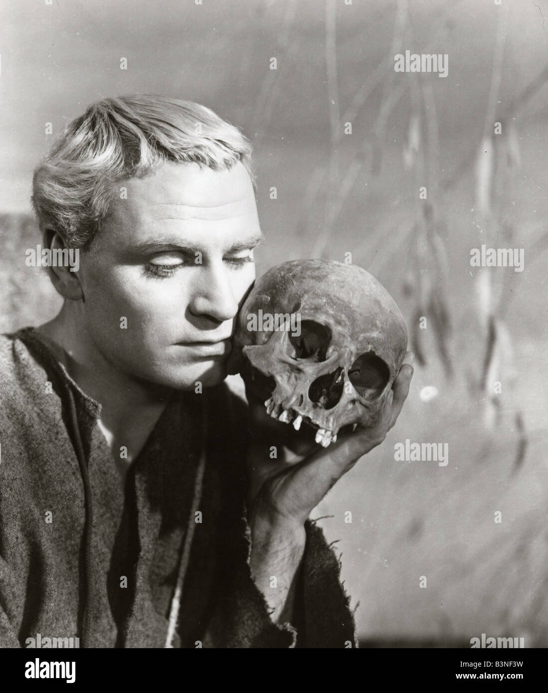 LAURENCE OLIVIER UK actor as Hamlet Stock Photo - Alamy