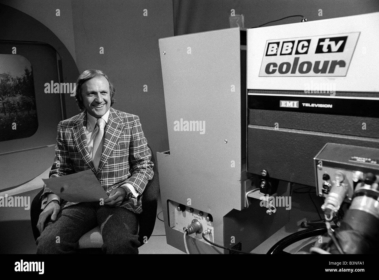 Stuart Hall TV Presenter in BBC studios on air 1973 mirrorpix Stock ...