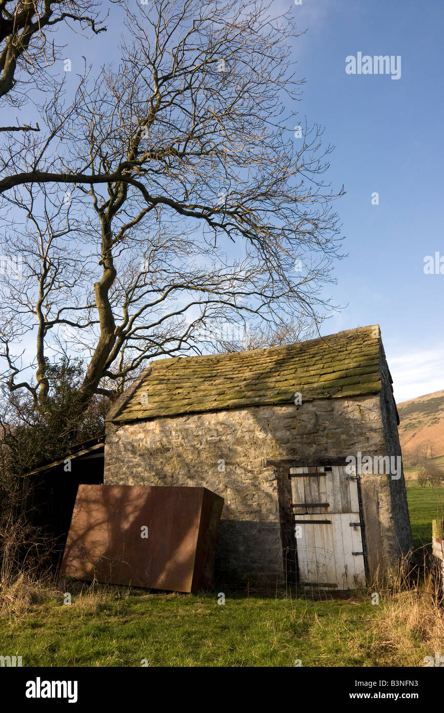 derbyshire stone barn near castleton Stock Photo - Alamy