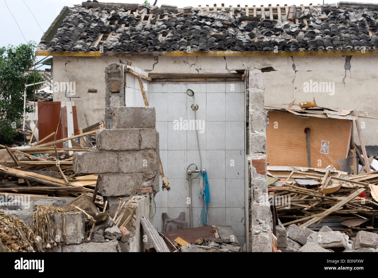 Collapse house earthquake hi-res stock photography and images - Alamy