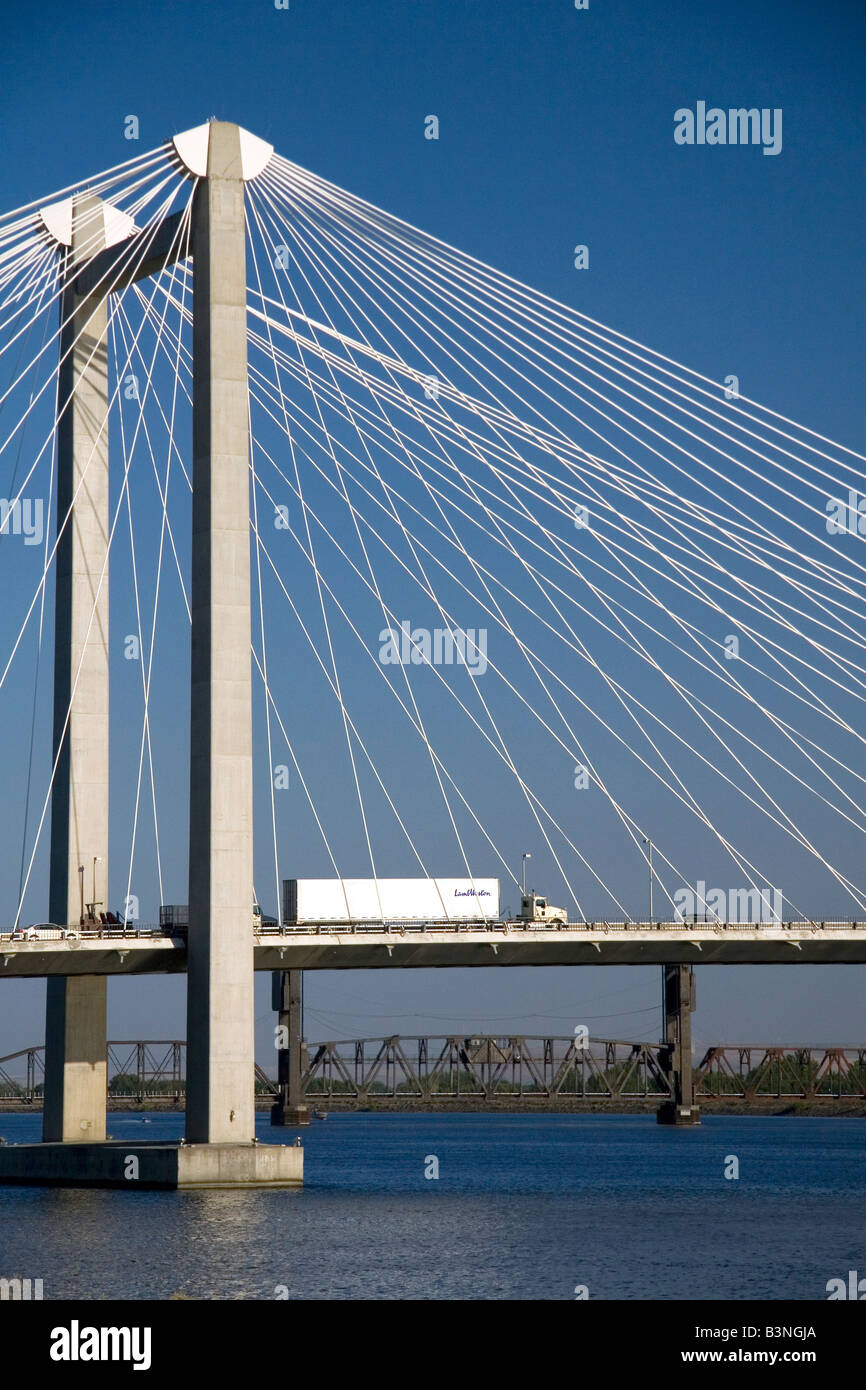 The Ed Hendler Bridge spans the Columbia River between Pasco and ...