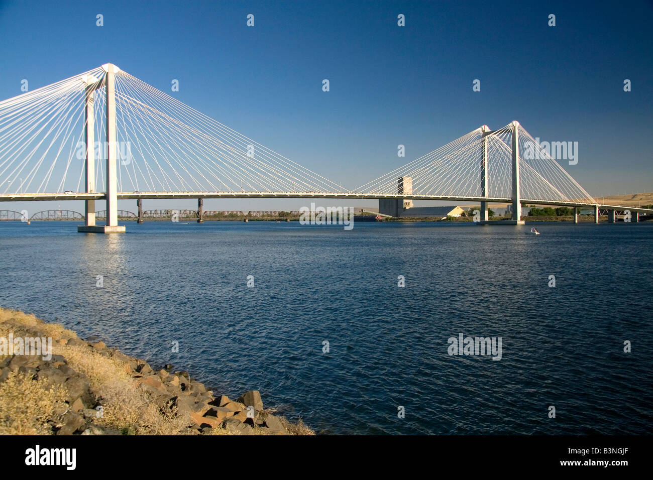 The Ed Hendler Bridge spanning the Columbia River between Pasco and ...
