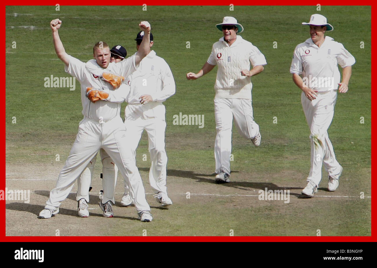 2005 ashes old trafford hi-res stock photography and images - Alamy
