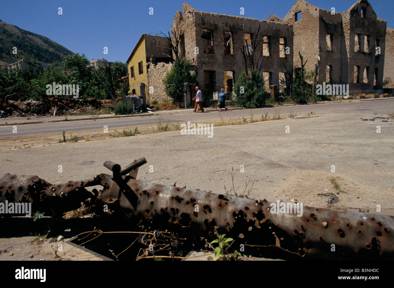 War damaged buildings hi-res stock photography and images - Alamy