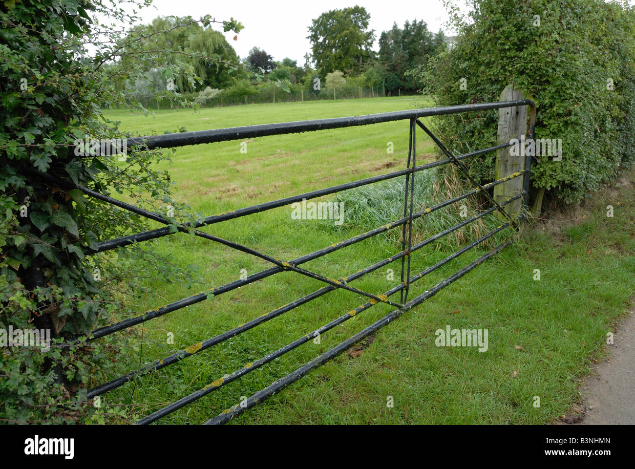 Countryside and closed gate hi-res stock photography and images - Alamy