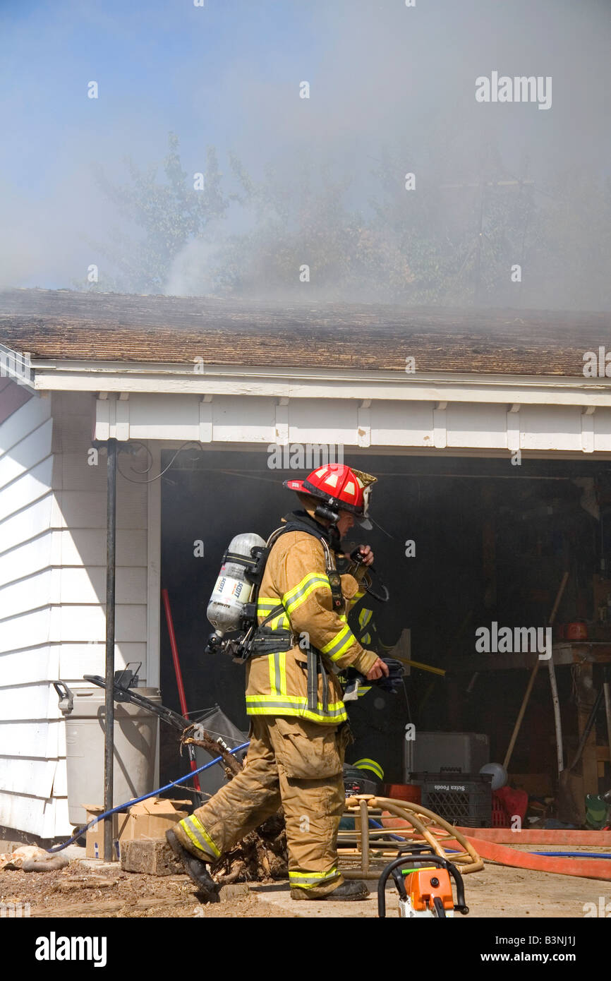 Fireman house fire hi-res stock photography and images - Alamy