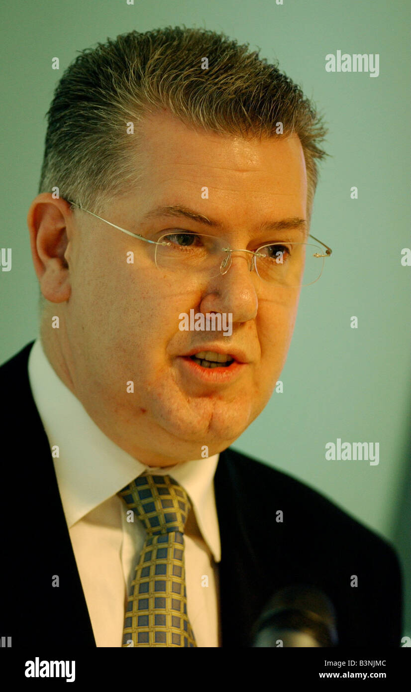 Anddy Kerr MSP March 2004 talking at a Business breakfast in Glasgow ...