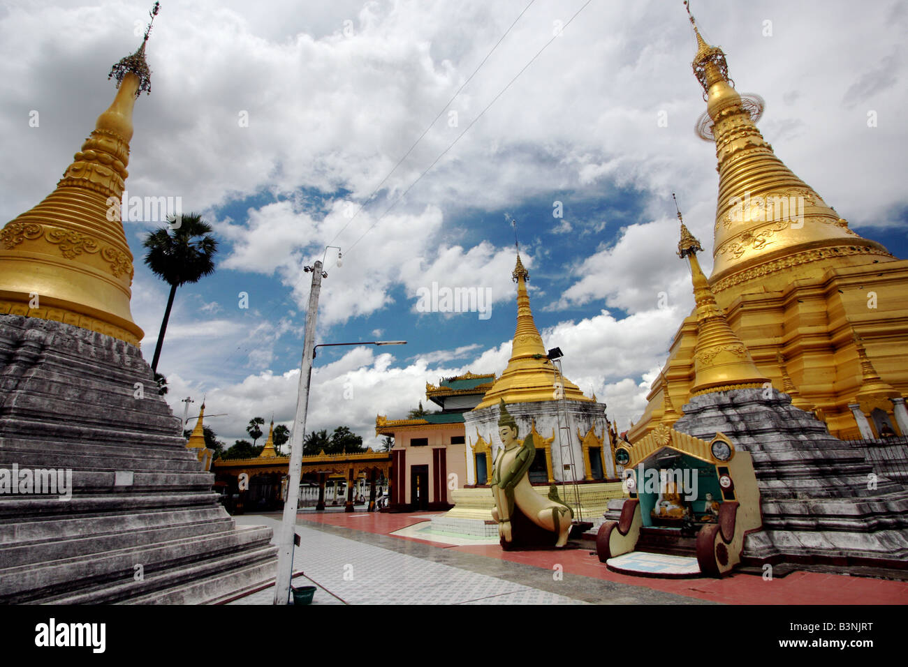 Temple in myawaddy hi-res stock photography and images - Alamy