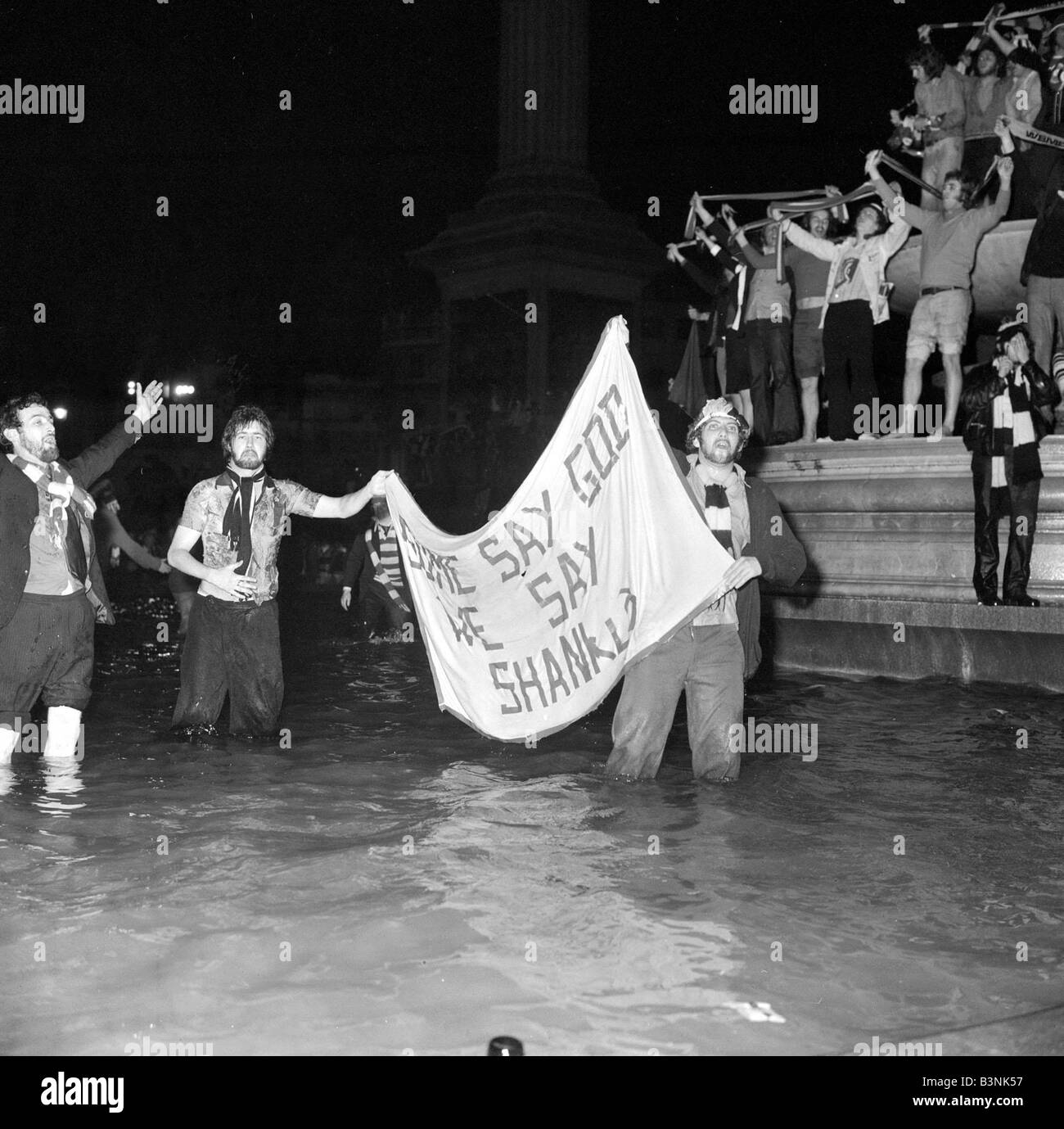 Liverpool fans in the fountains of Trafalgar Square after their win at ...