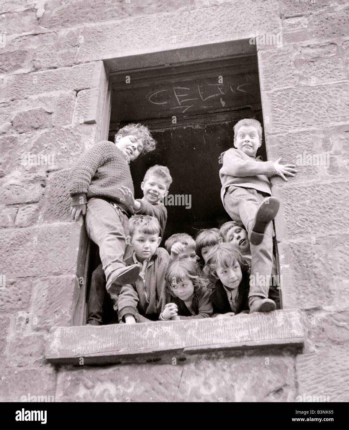 Housing slums in the Gorbals district of Glasgow where children play in ...