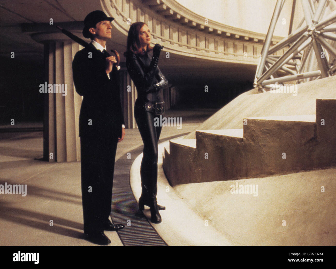 THE AVENGERS 1998 Warner film with Uma Thurman and Ralph Fiennes Stock ...