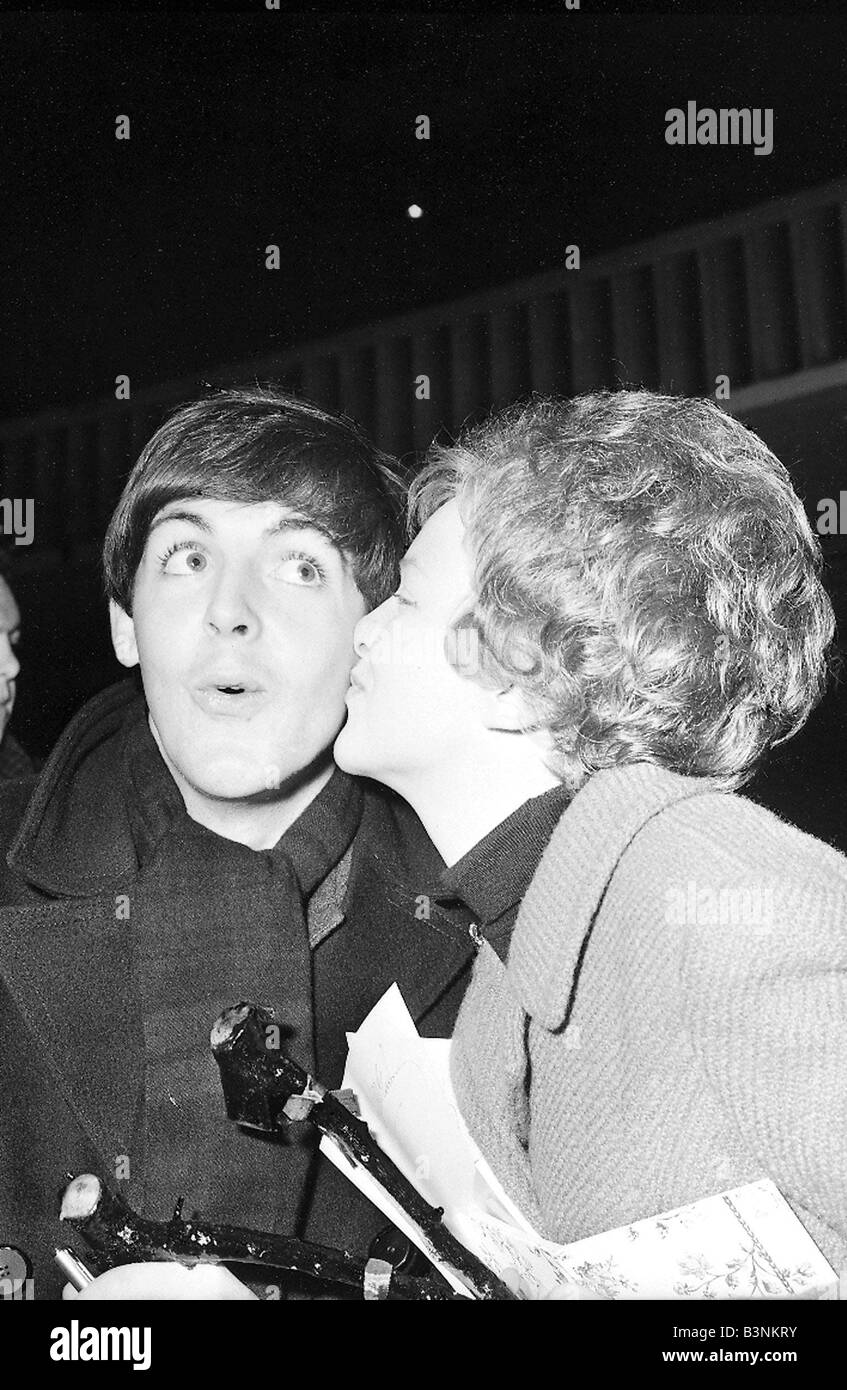 Paul Mccartney And John Lennon Kiss