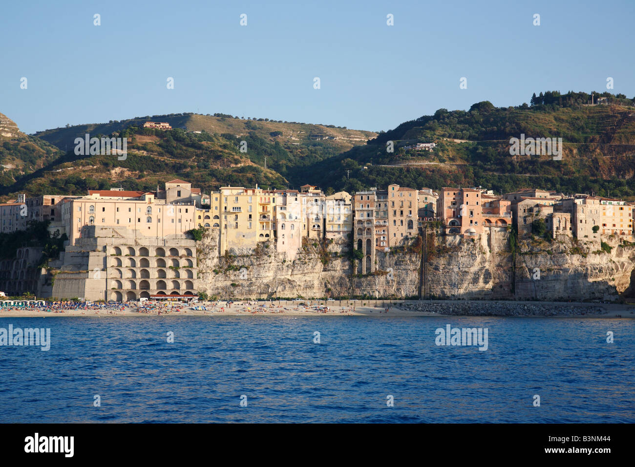 Panoramablick von der See aus auf die mittelalterliche Stadt Tropea in ...
