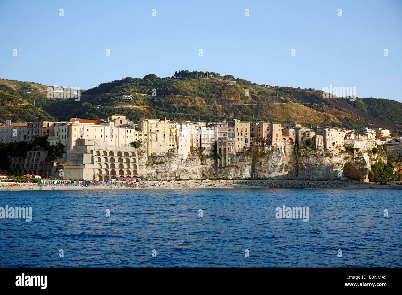 Panoramablick von der See aus auf die mittelalterliche Stadt Tropea in ...