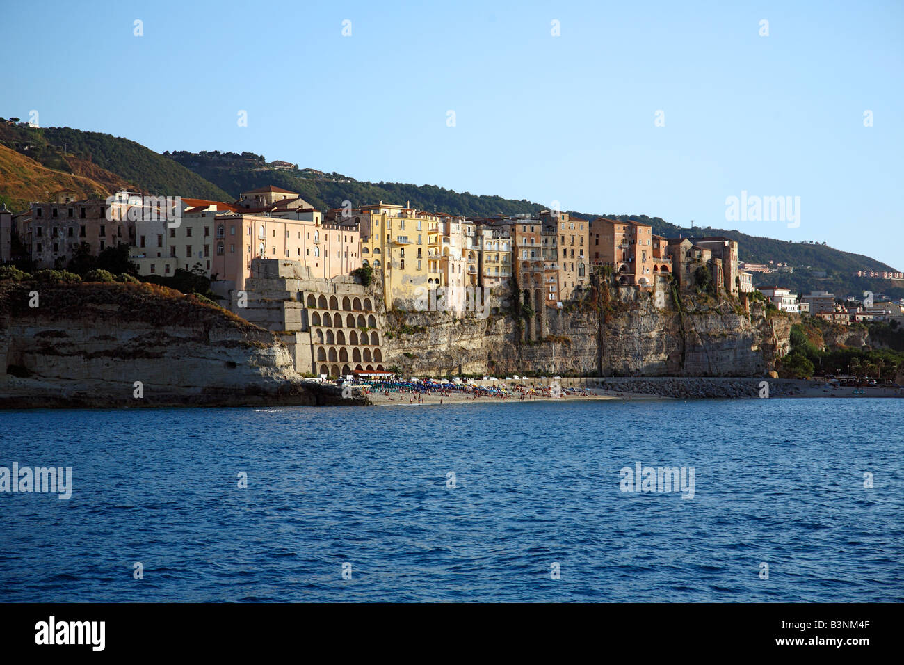 Panoramablick von der See aus auf die mittelalterliche Stadt Tropea in ...