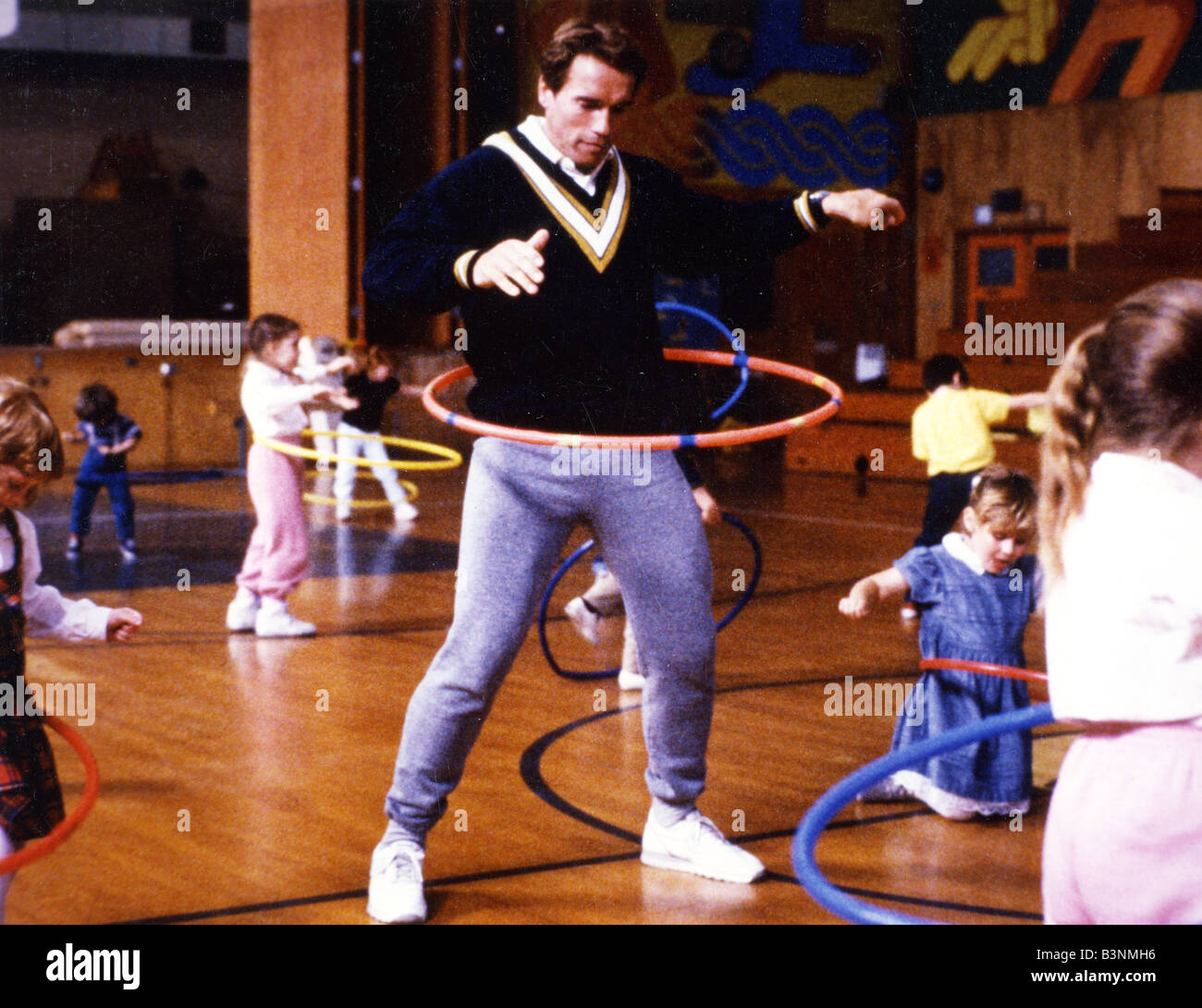 KINDERGARTEN COP 1990 Universal film with Arnold Schwarzenegger Stock ...