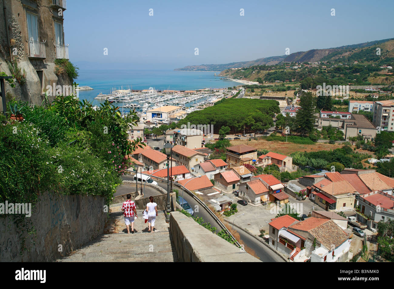 Panoramablick zur Altstadt und zum Bootshafen von Tropea, Kalabrien ...
