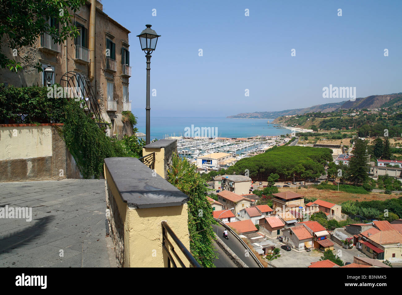 Panoramablick zur Altstadt und zum Bootshafen von Tropea, Kalabrien ...