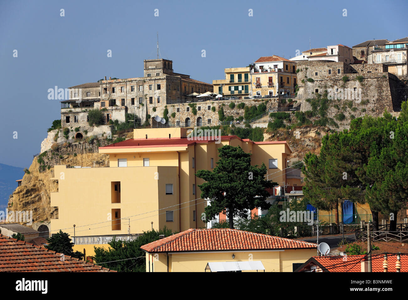 Stadtpanorama mit Castello Aragonese in Pizzo, Kalabrien, Italien Stock ...