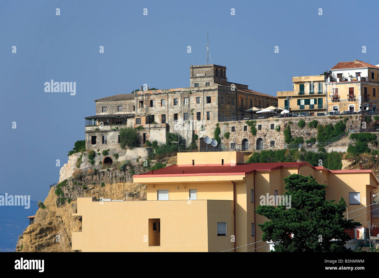 Stadtpanorama mit Castello Aragonese in Pizzo, Kalabrien, Italien Stock ...