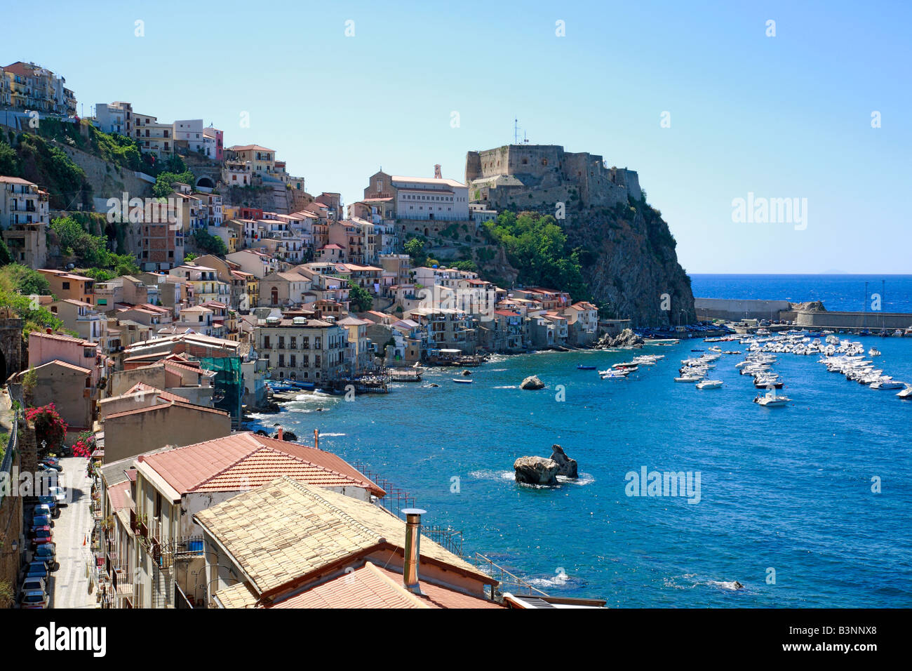 Festung Ruffo mit Fischerviertel Chianalea und Bootshafen in Scilla ...