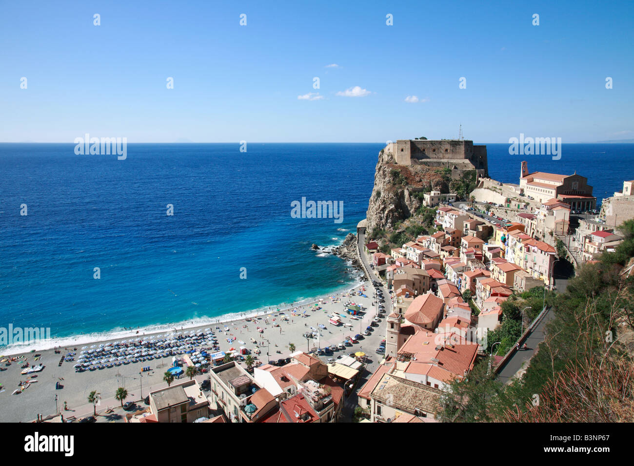 Festung Ruffo mit Badestrand Marina Grande in Scilla, Kalabrien ...