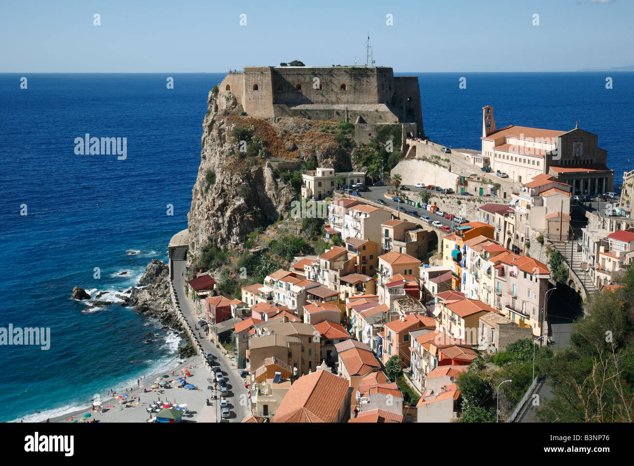 Festung Ruffo und Kirche Chiesa dell Immacolata in Scilla, Kalabrien ...