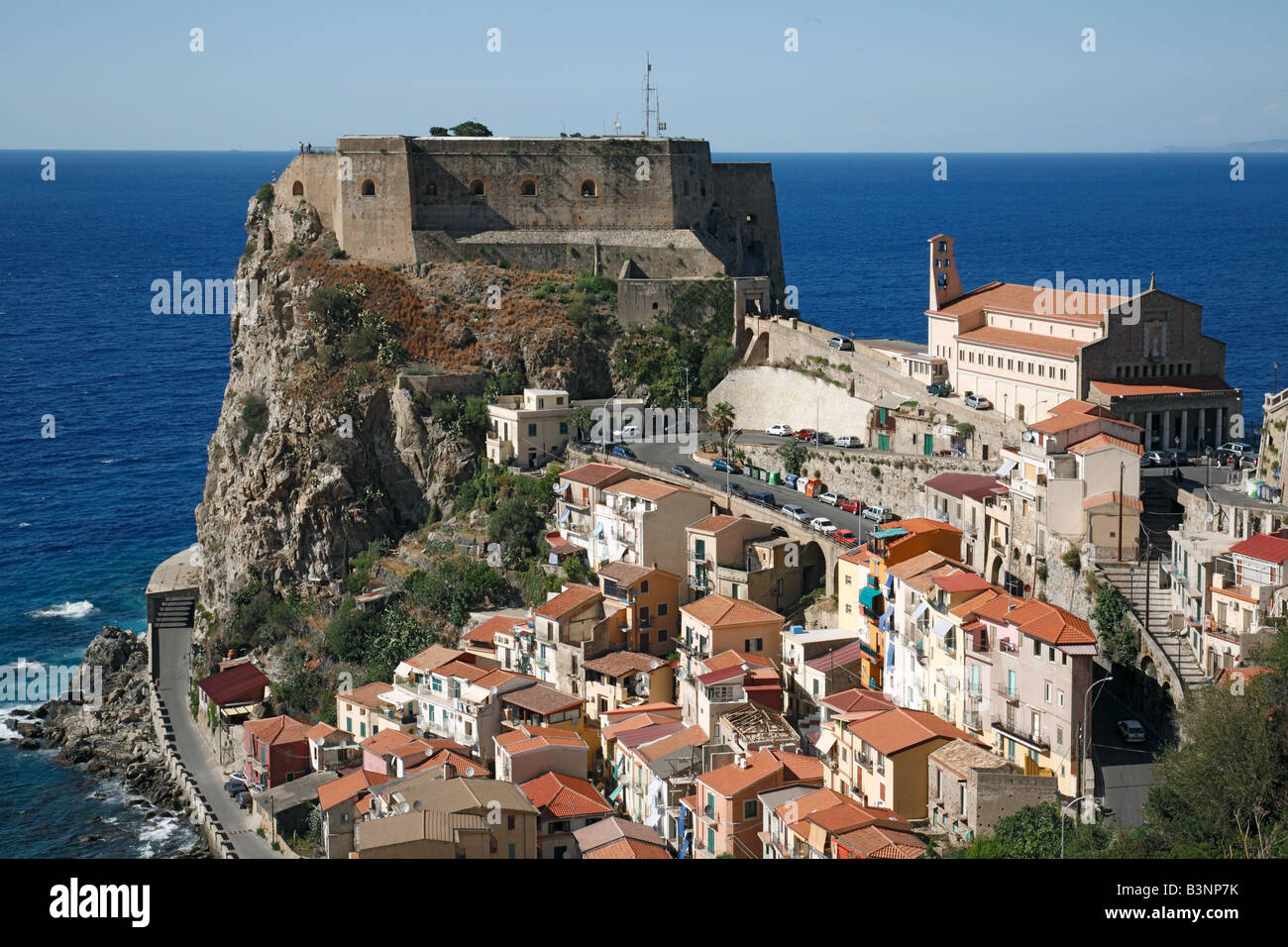 Festung Ruffo und Kirche Chiesa dell Immacolata in Scilla, Kalabrien ...