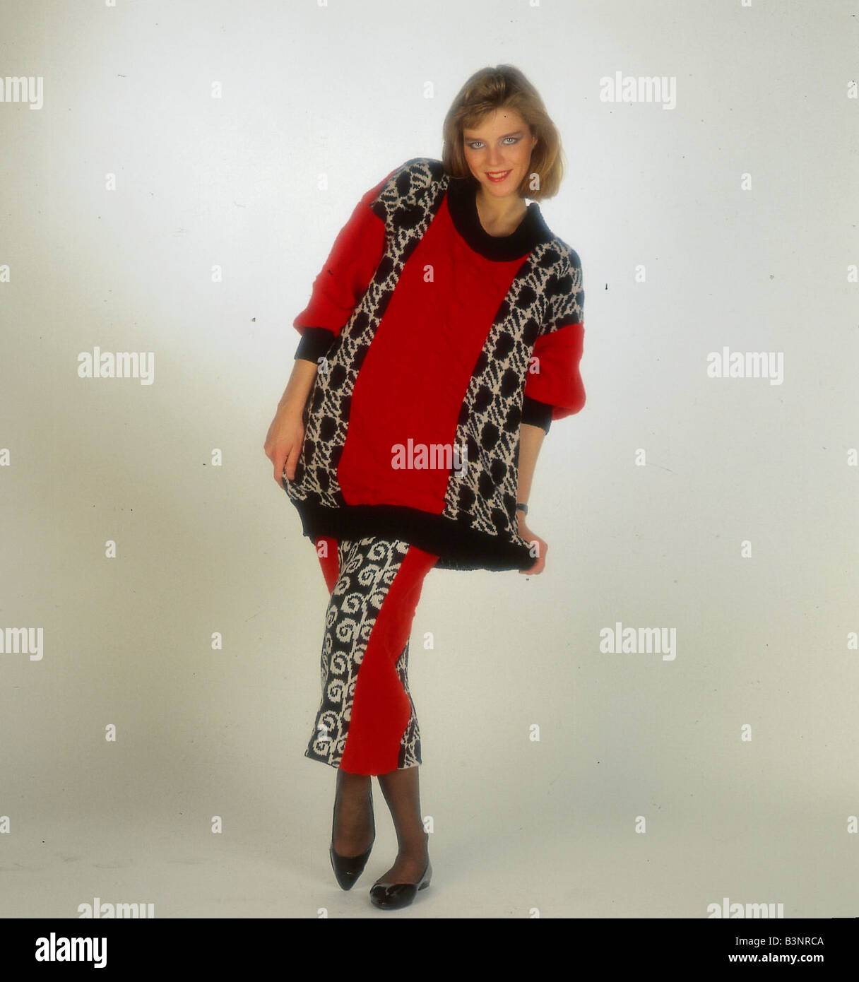 Woollens fashion November 1985 Female model wearing red woollen tunic ...