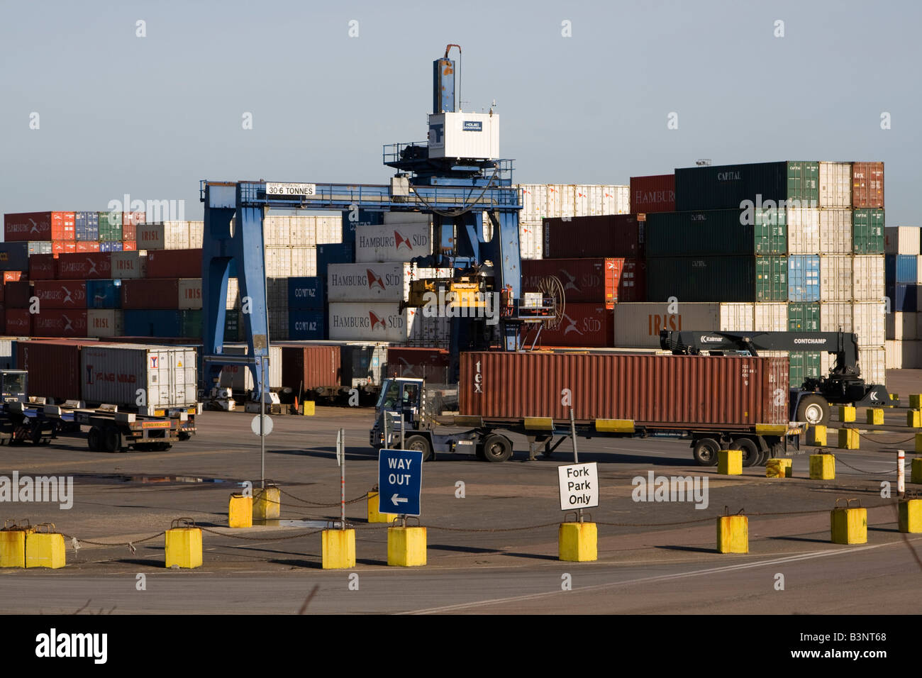 Container port uk hi-res stock photography and images - Alamy