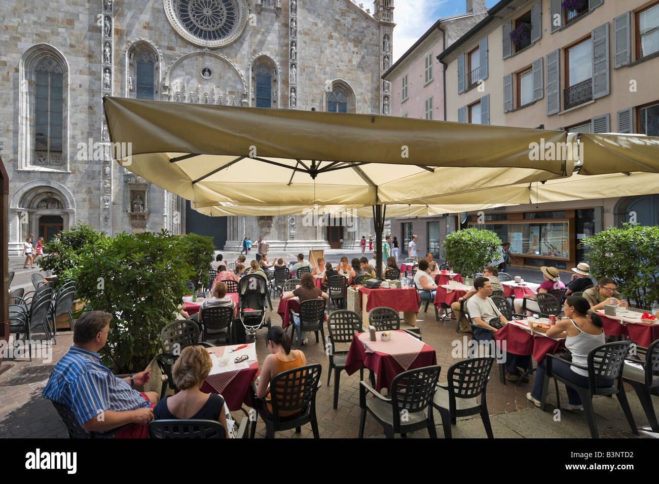 Cafe in front of the cathedral (the Duomo), Piazza del Duomo, Como ...