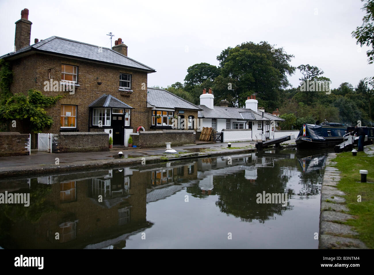 British Waterways Cowley Lock no:89. Lock house, lock and narrowboats ...