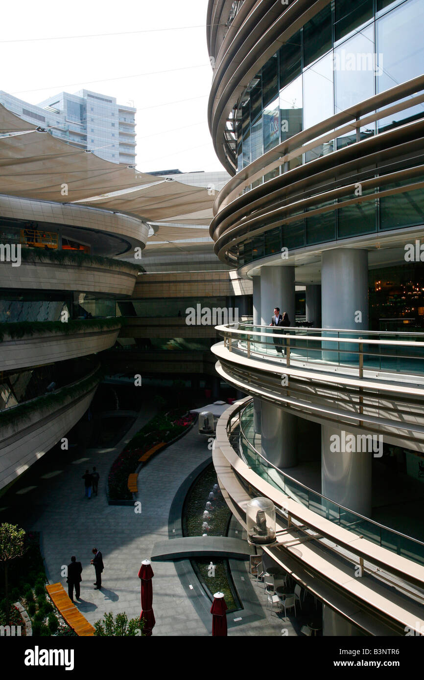 People in kanyon shopping mall hi-res stock photography and images - Alamy