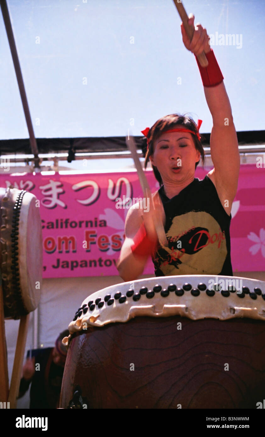 Female taiko drummer hi-res stock photography and images - Alamy