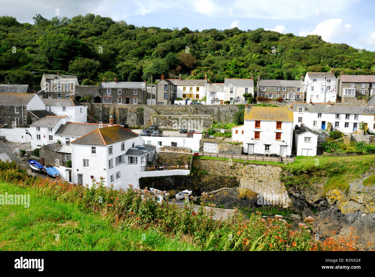 Portloe village harbour cornwall hi-res stock photography and images ...