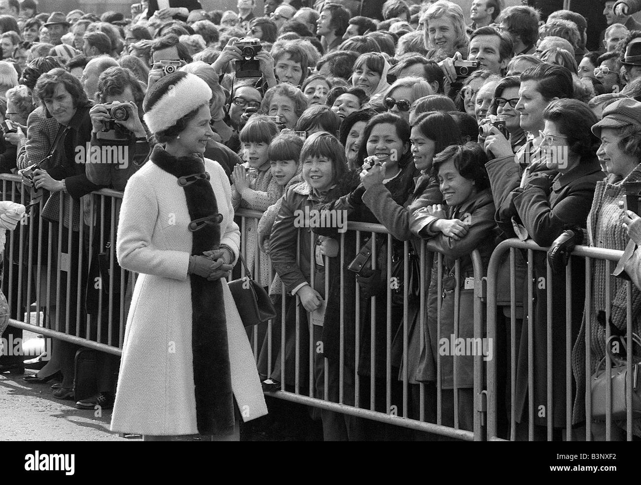 Uk queen crowds Black and White Stock Photos & Images - Alamy